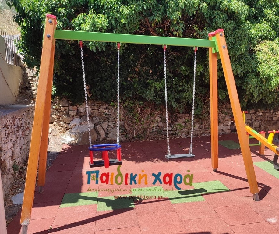 Ξύλινη κούνια δυο θέσεων με μεταλλικό οριζόντιο