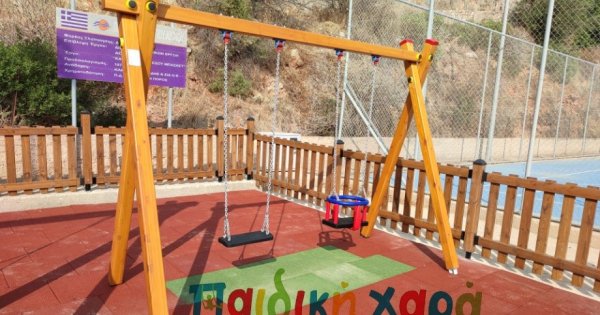 Διθέσια ξύλινη κούνια παίδων νηπίων